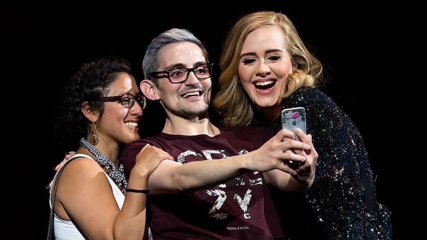 Adele stopt met selfies tijdens shows uit angst voor corona ...