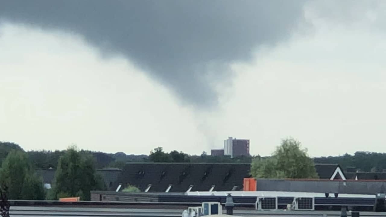 Kleine tornado laat in en rond Apeldoorn spoor van vernieling achter | Binnenland | NU.nl