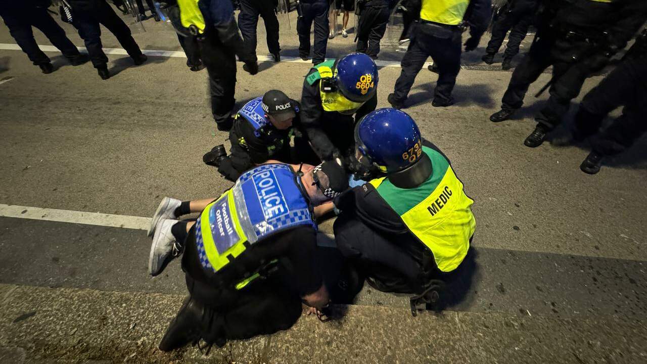 Meerdere agenten gewond geraakt tijdens rellen in Engelse stad Plymouth ...