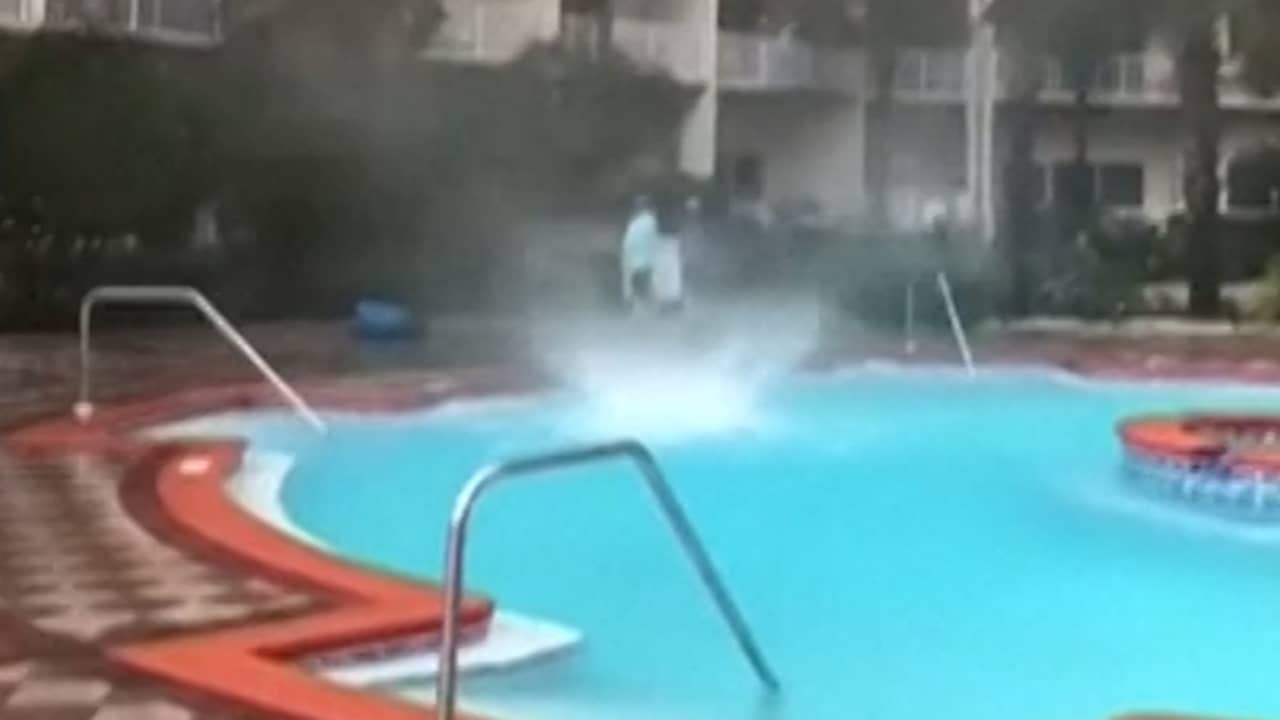 Waterhoos vormt zich boven zwembad in Florida tijdens storm | NU.nl