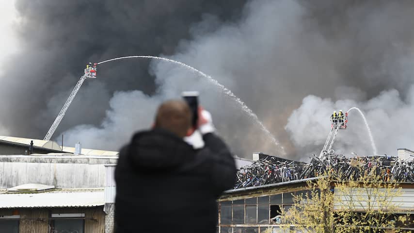 Grote brand met veel rook in Hamburg onder controle | Buitenland | NU.nl