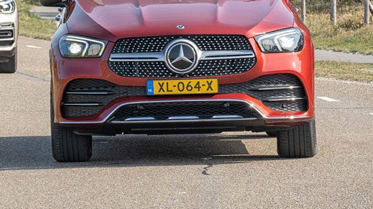 Logo's van meerdere dure auto's in Papendrecht 's nachts gestolen: ‘Let ...