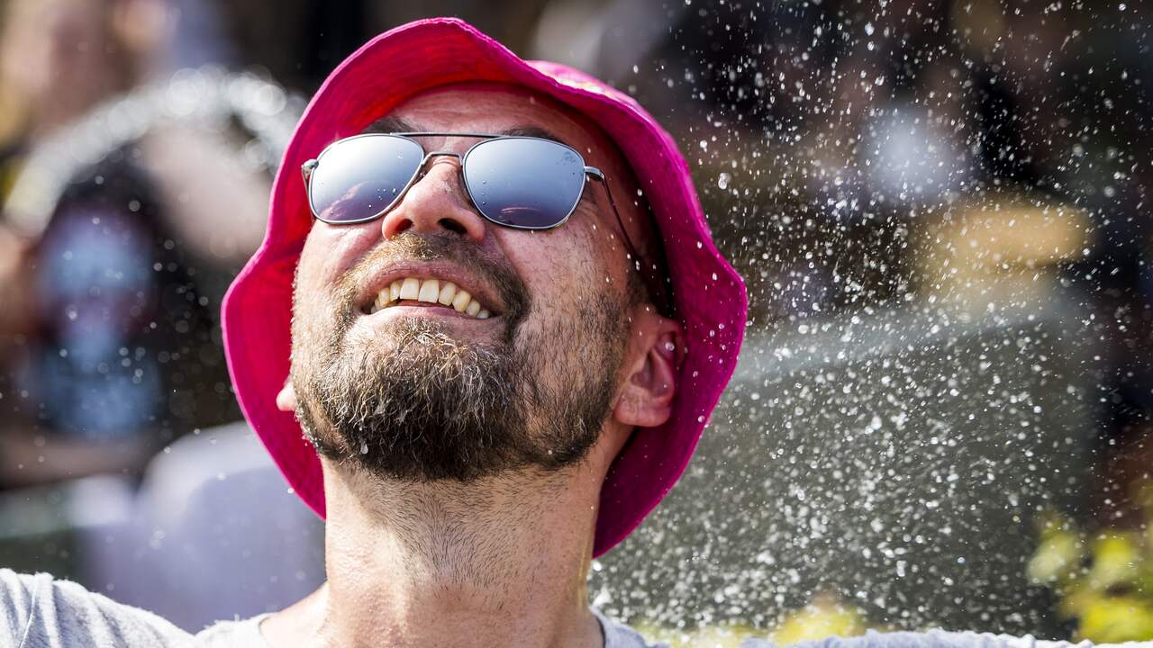 Nederland viert de zomer met volle stranden en festivals | Binnenland ...