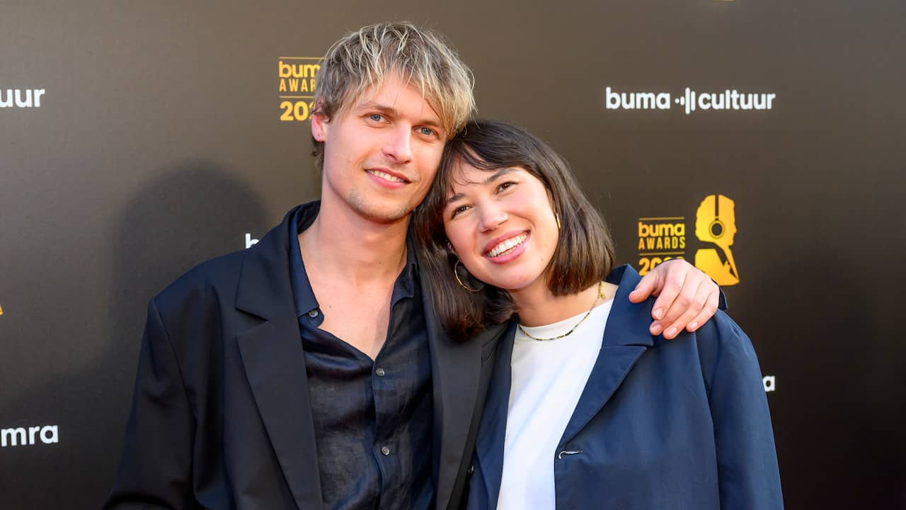 MEAU heeft relatie met haar gitarist: 'Ben heel verliefd' | Achterklap ...