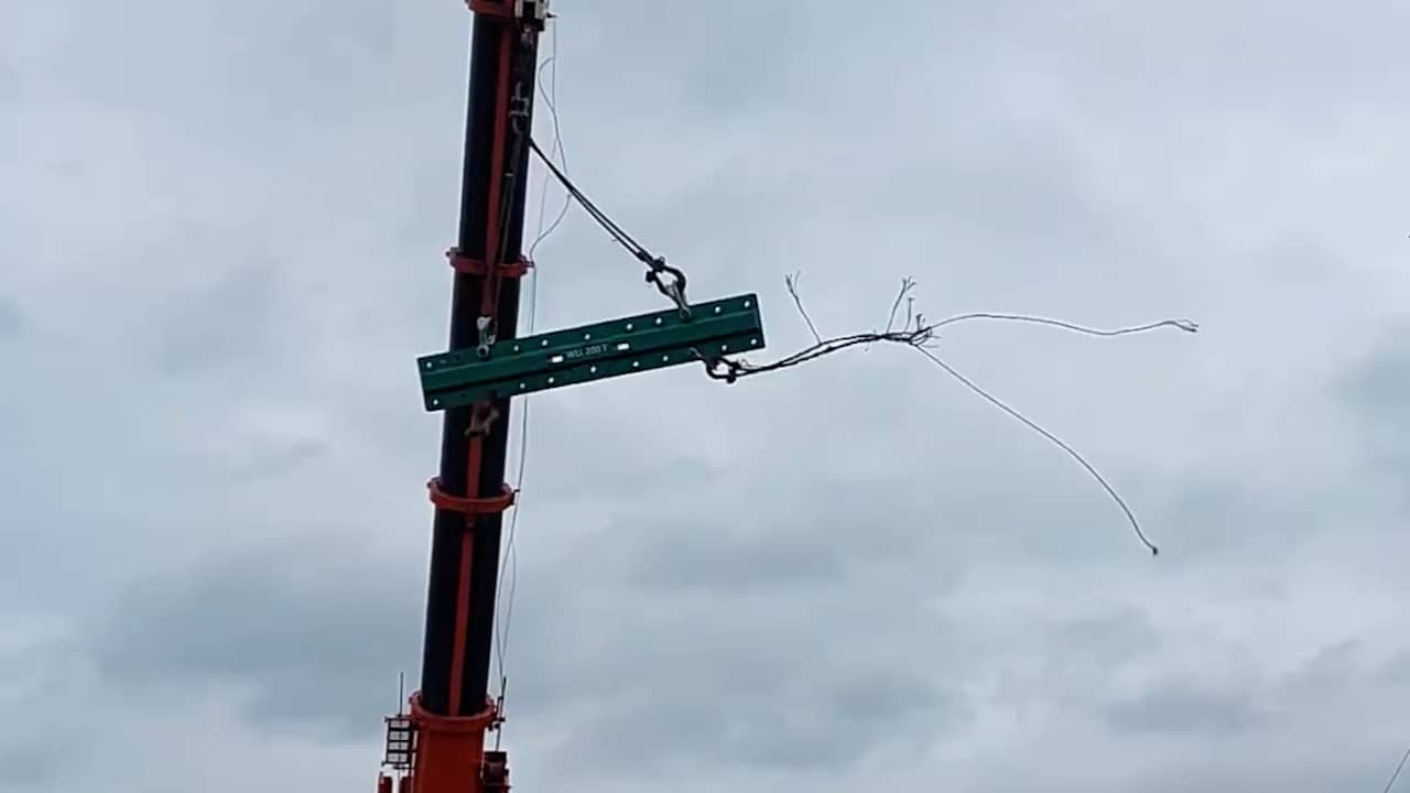 Cameraman legt moment vlak na instorten brug in Lochem vast | NU.nl