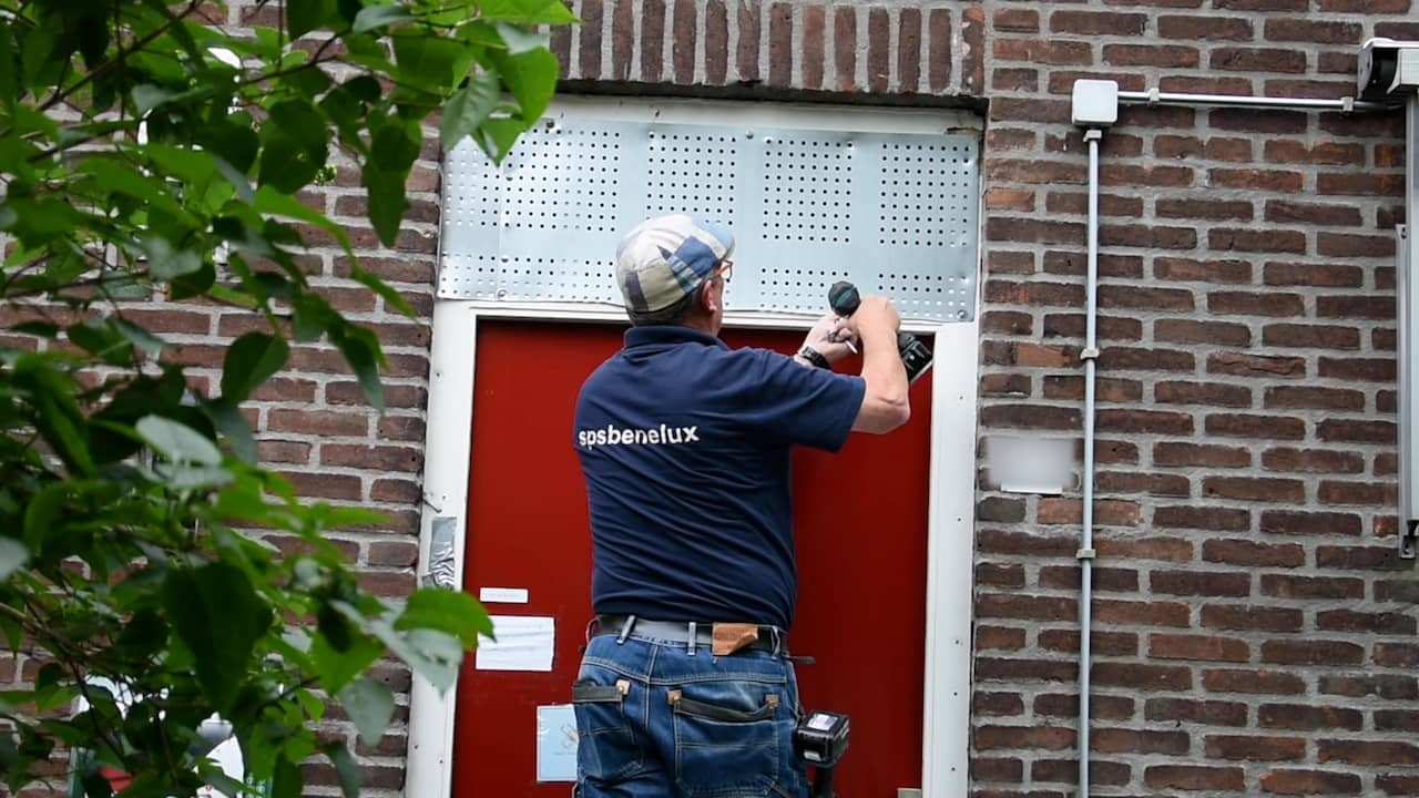 Huis van aangehouden pleegouders Vlaardingen afgesloten met metalen platen | Binnenland | NU.nl