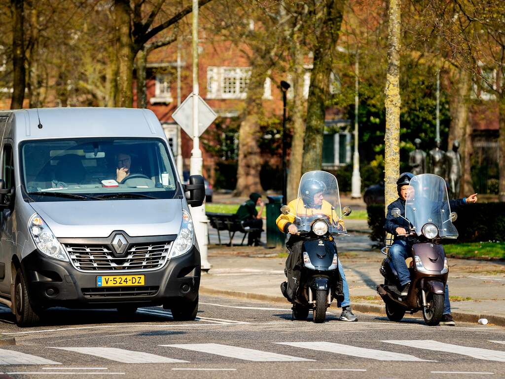 Snorfietsers in Amsterdam rijden op de rijbaan | Amsterdam | NU.nl