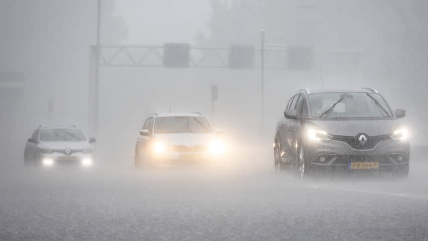 Code geel in acht provincies vanwege regen en harde wind | Binnenland ...
