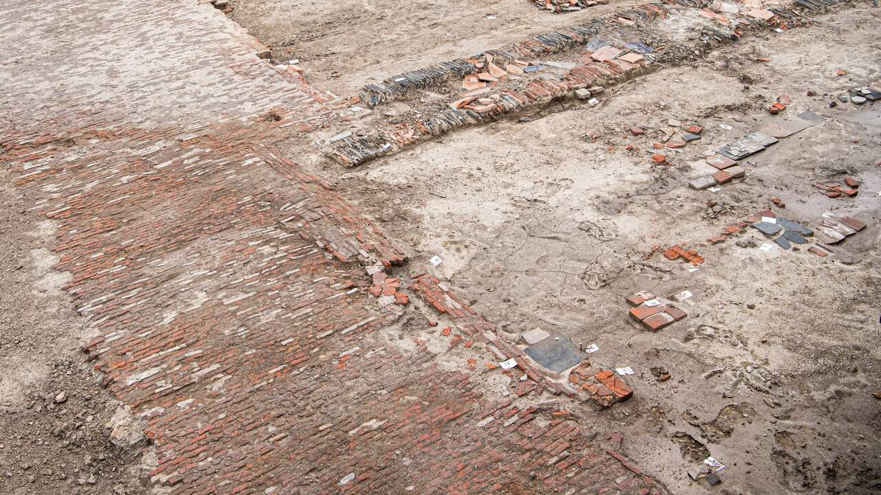 Archeologen graven historische dakpannenfabriek op aan Kruisvaartkade | Utrecht | NU.nl
