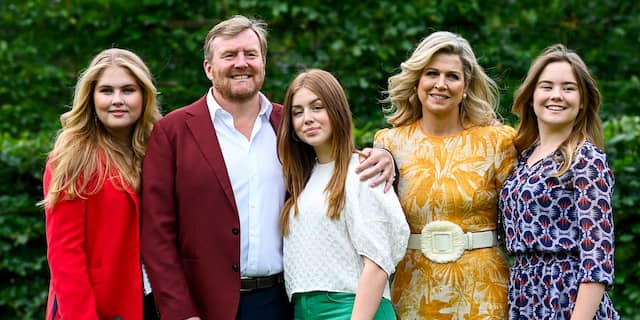 Willem-Alexander en Máxima poseren met dochters bij zomersessie | NU ...