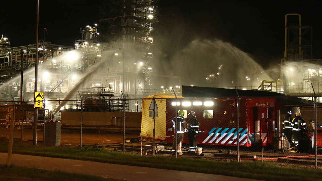 Raffinaderij Shell in Pernis nog zeker twee weken dicht | Binnenland ...