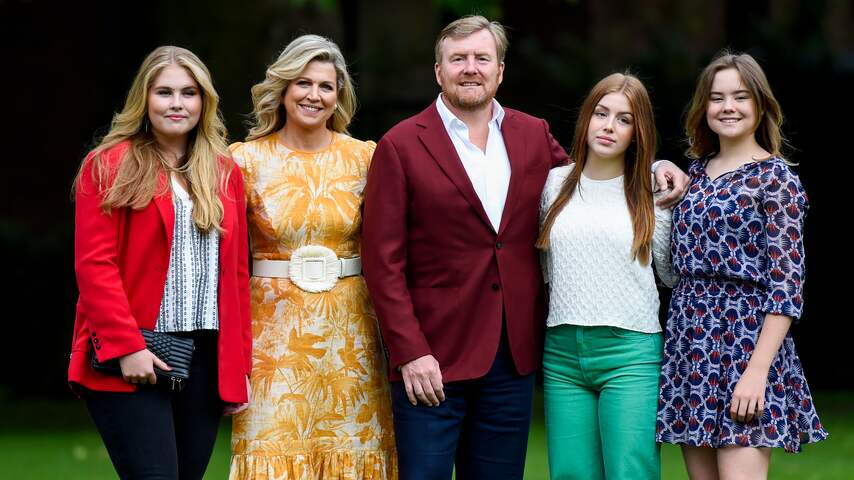 Willem-Alexander en Máxima poseren met dochters bij zomersessie ...