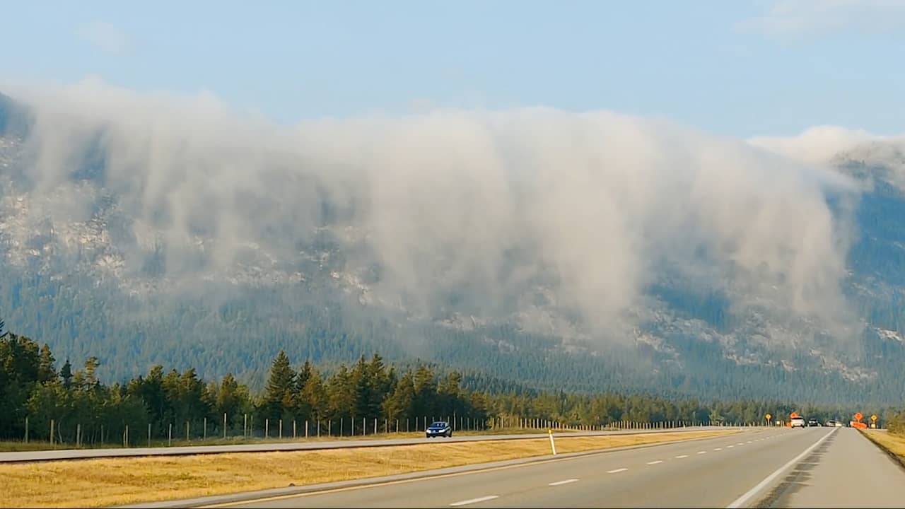 Waterval van wolken stroomt van Canadese bergtoppen | NU.nl