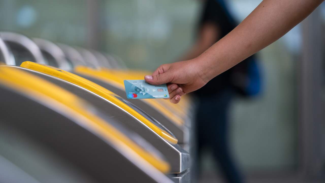 Al 70.000 reizigers checkten in met pinpas of creditcard | Economie | NU.nl