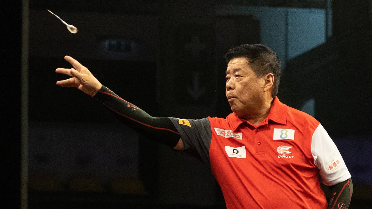 Dartslegende Paul Lim (70) kan stunt niet voltooien en verliest WK ...