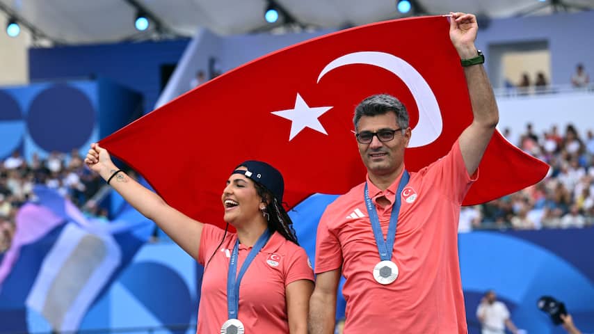 Turkse schutter gaat viral na zilver met hand in de zak: 'Geen speciale ...