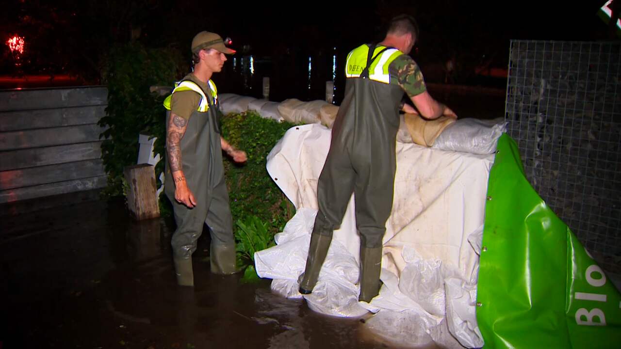 Militairen leggen zandzakken tegen hoog water in Well | NU.nl Militairen leggen zandzakken tegen hoog water in Well | NU.nl