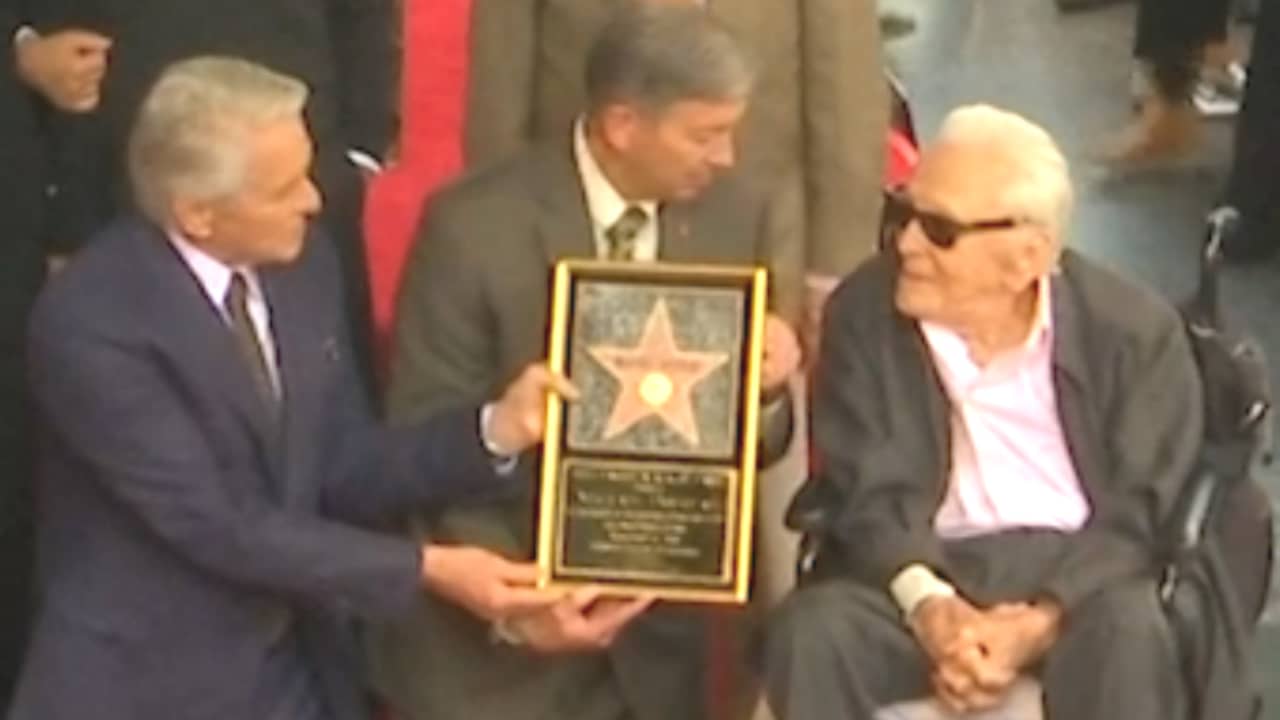 Michael Douglas krijgt Walk of Fame-ster in bijzijn van vader Kirk (101) | NU.nl