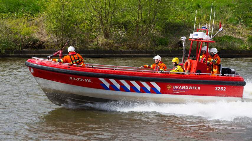 Schip lekgeslagen in de Waal bij Nijmegen, brandweer pompt water uit ...