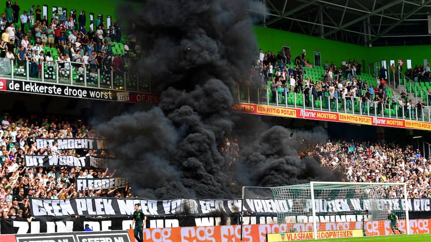 Rookbommen en veldbestormer verpesten FC Groningen-Ajax | Voetbal | NU.nl