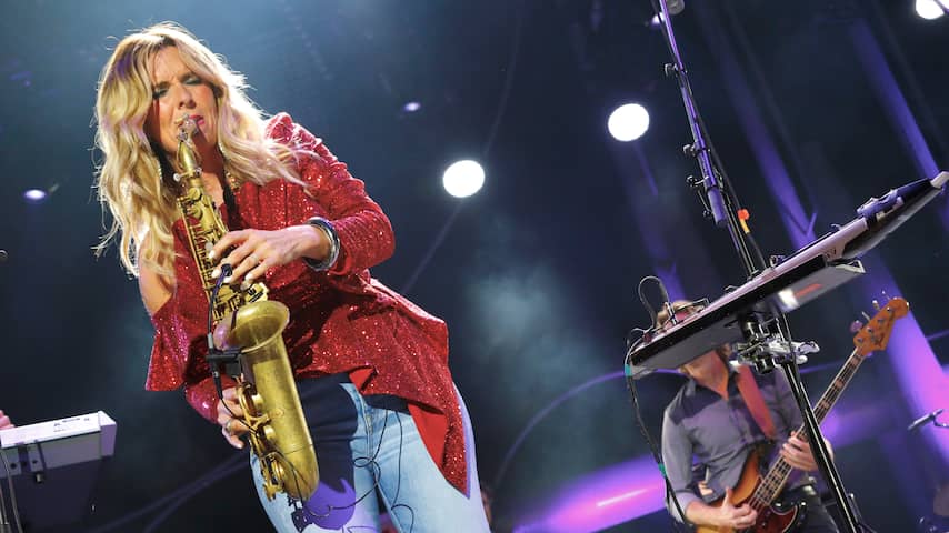 Candy Dulfer merkt dat rug is vergroeid door jarenlang saxofoon spelen ...