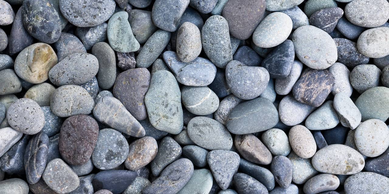 Enorme berg stenen uit de grond gehaald bij gevaarlijk veldje in ...