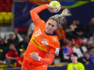 Handbalster Estavana Polman debuteert als presentatrice in Beter Laat ...