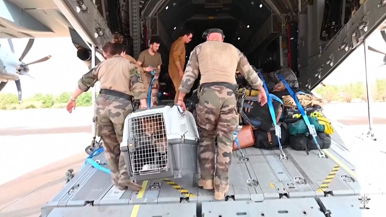 Eerste Nederlandse toestel met evacués uit Soedan geland in Jordanië ...