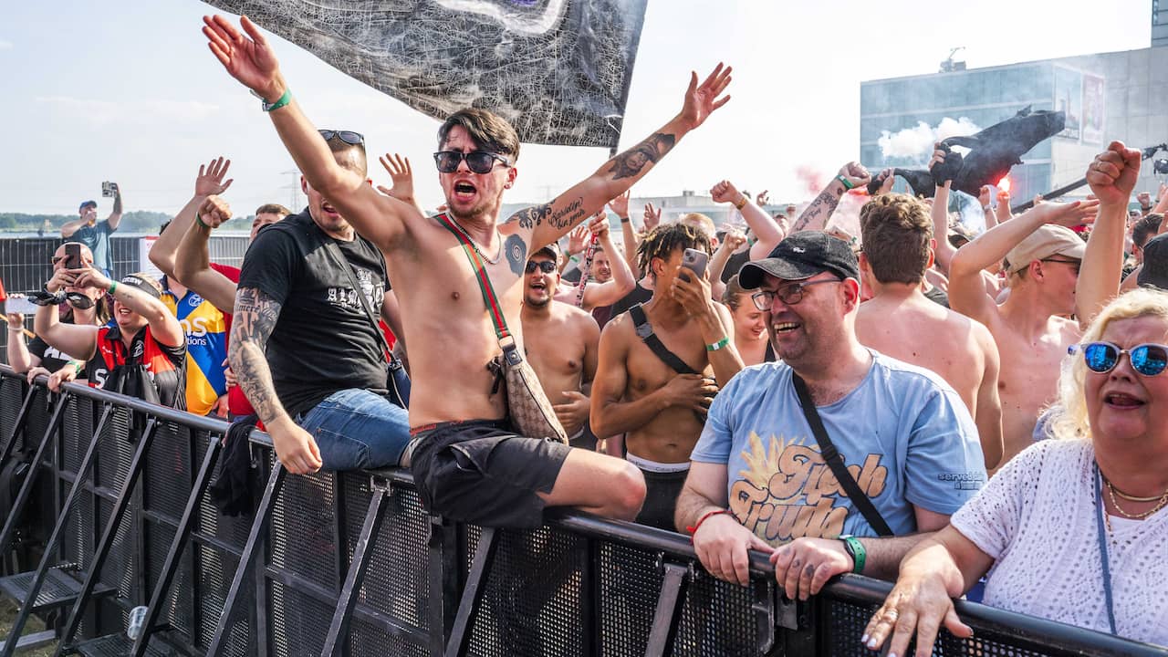 Supporters feesten bij huldiging na unieke promotie Almere City | NU.nl