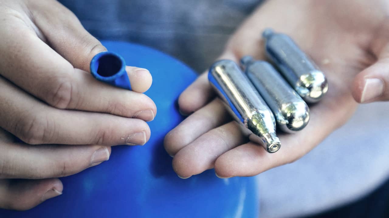 Agenten slaan autoruit in en arresteren drugsgebruiker na melding over ...