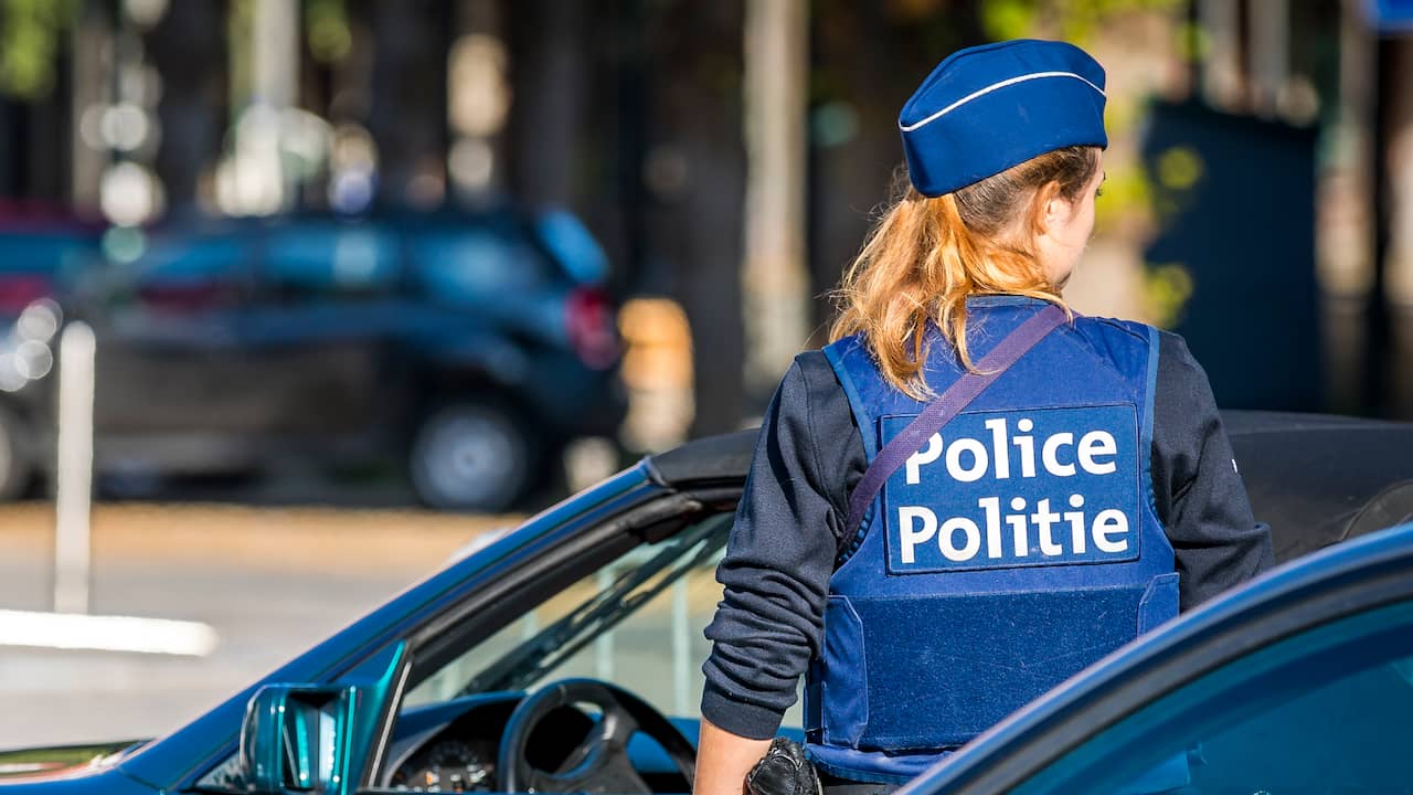 Negen agenten gewond na ongeluk tijdens lange achtervolging in ...