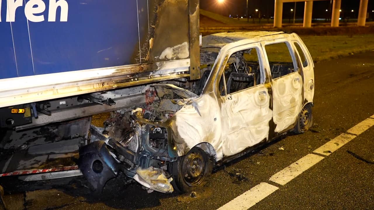 Auto zit klem onder vrachtwagen na zwaar ongeluk op A15 | NU.nl