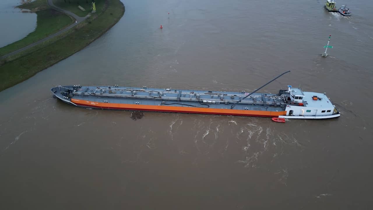 Vastgelopen tanker blokkeert de IJssel | NU.nl