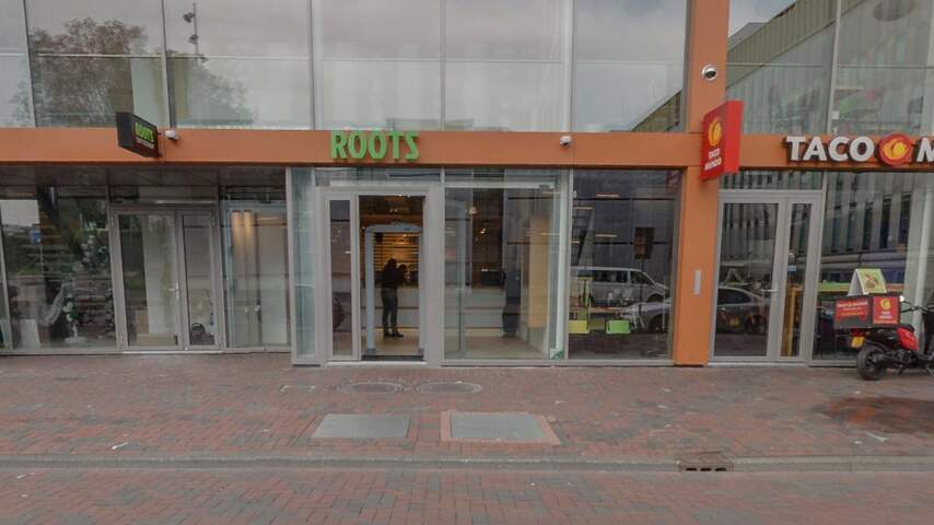 Coffeeshop bij station Bijlmer Arena vol kogelgaten na beschieting ...