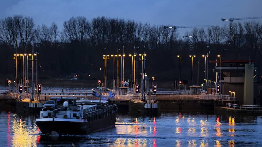 Zandzakken en dijkinspecties omdat onze rivieren (bijna) overstromen ... Zandzakken en dijkinspecties omdat onze rivieren (bijna) overstromen ...