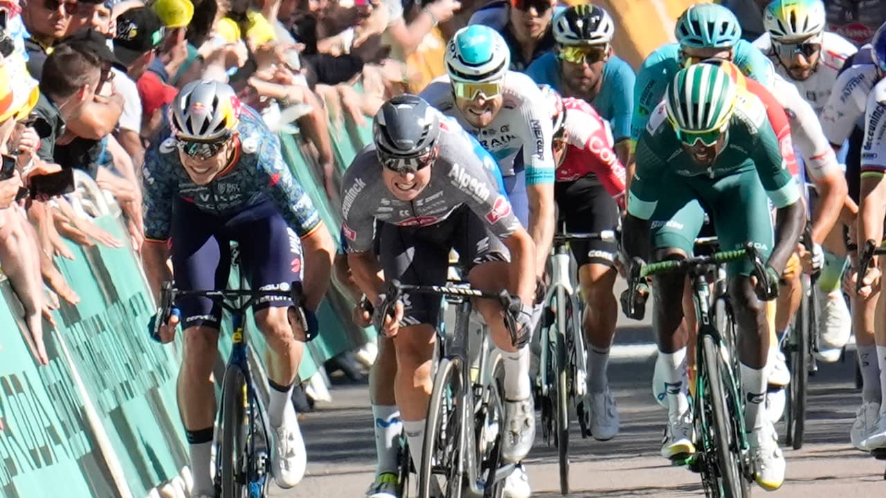 Van Aert boos op gedeclasseerde Philipsen na akkefietje: 'Deed hij ...