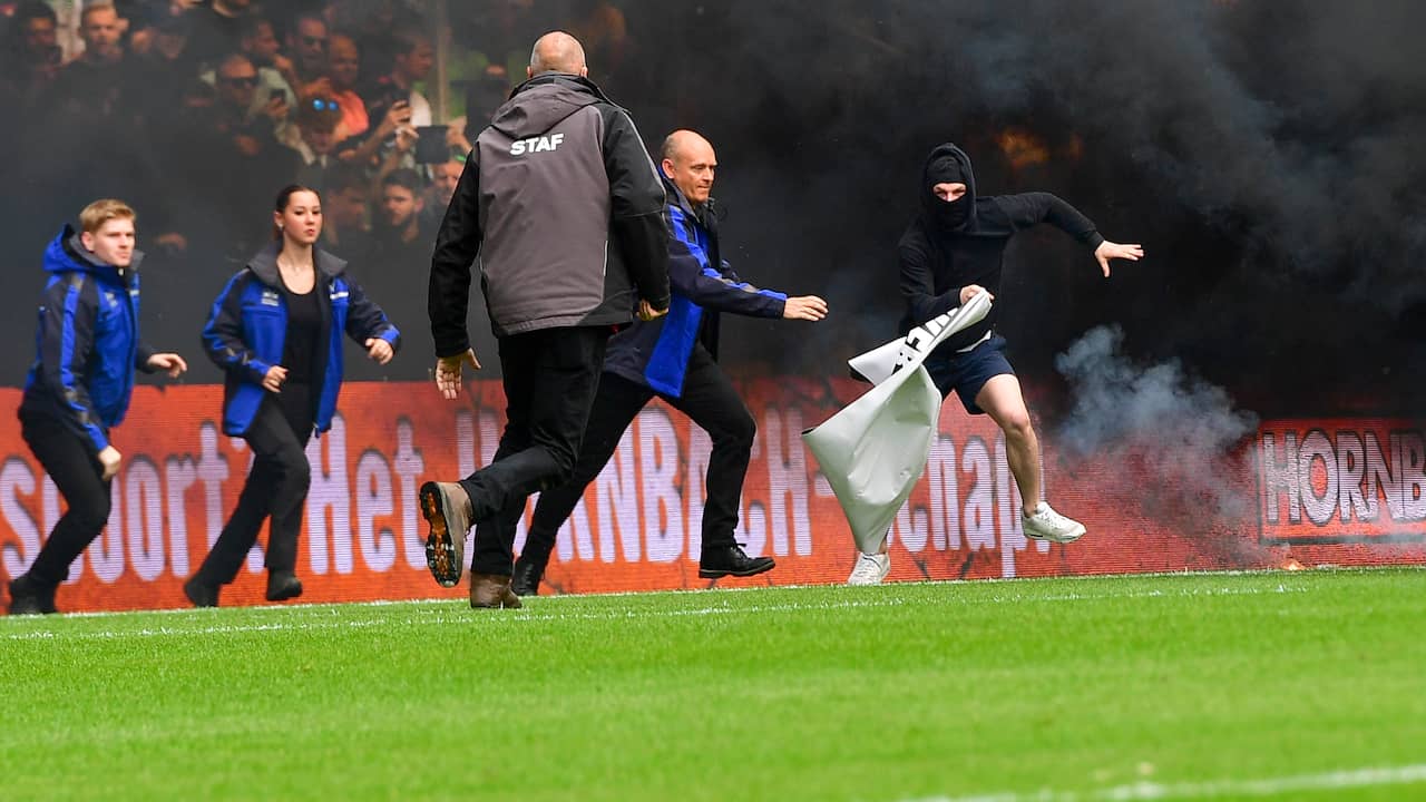 FC Groningen-Ajax definitief gestaakt vanwege vuurwerk en fan op het veld | Sport | NU.nl