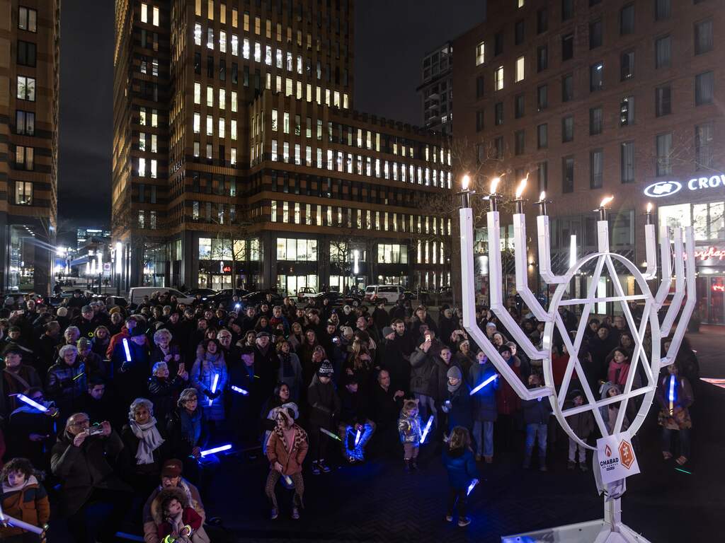 Opnieuw honderden mensen bij viering van het Joodse feest Chanoeka | Binnenland | NU.nl