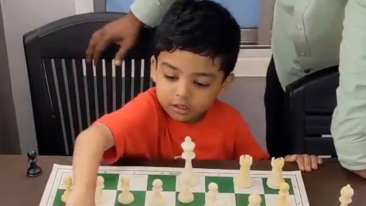 Drie jaar oude Indiër verbaast schaaktop met talent | NU.nl