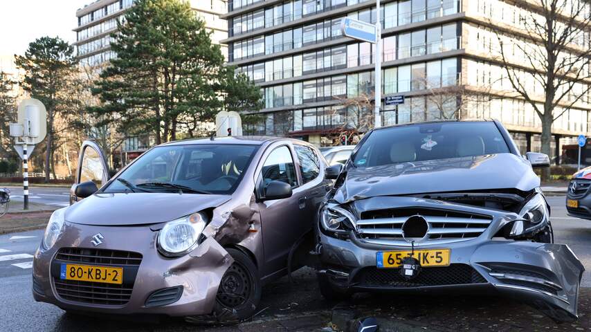 Twee auto’s botsen op elkaar in Rijswijk: één persoon raakt gewond | Den Haag | NU.nl