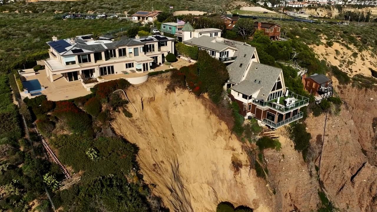 Terras van Amerikaanse villa hangt boven afgrond na noodweer | NU.nl