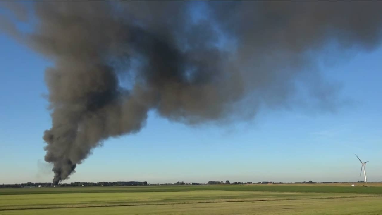 Veel rook bij grote brand metaalbedrijf Zierikzee | NU - Het laatste nieuws het eerst op NU.nl
