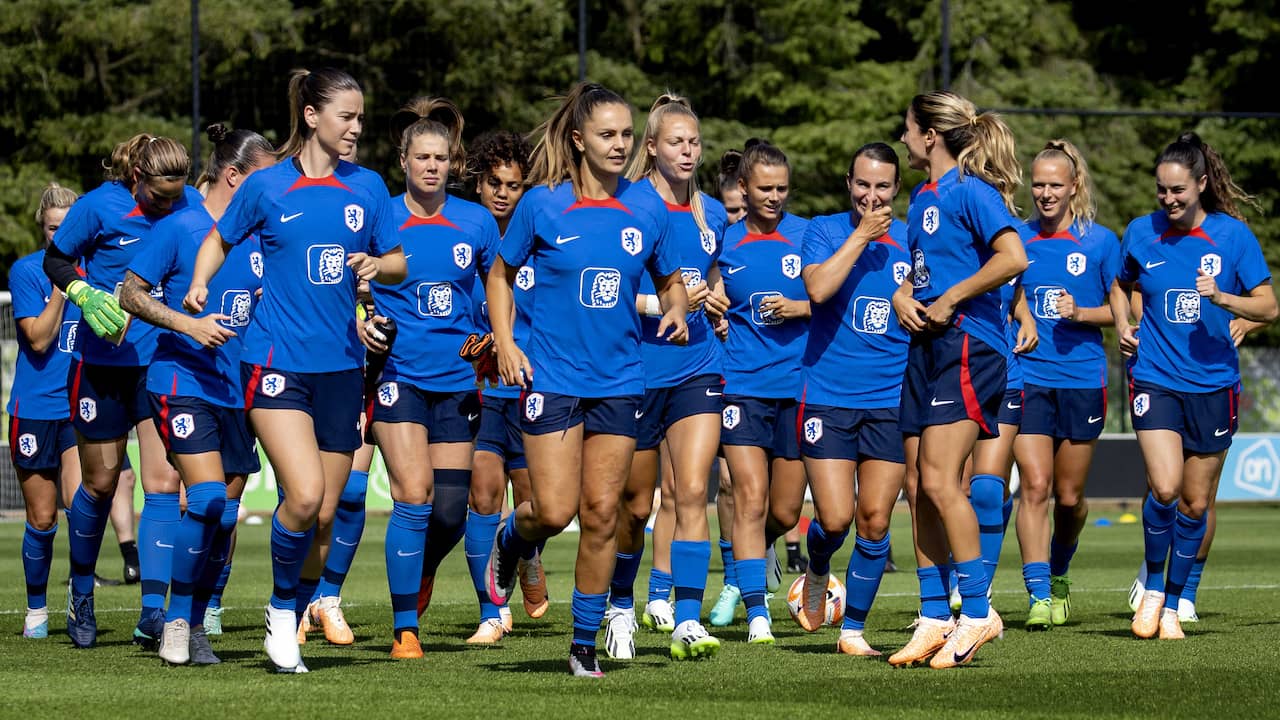Oranjespeelsters sluiten door Wiegman tóch op tijd aan voor WK: 'Zware ...