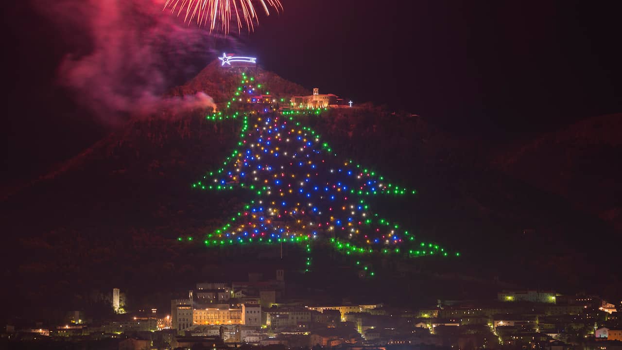 Italianen verlichten grootste ‘kerstboom’ ter wereld | NU.nl
