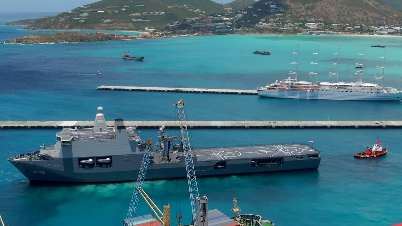 Drone filmt aankomst marineschip Karel Doorman op Sint-Maarten | NU.nl