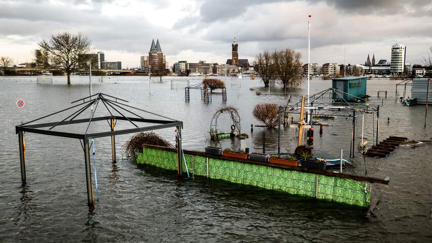Zandzakken en dijkinspecties omdat onze rivieren (bijna) overstromen ... Zandzakken en dijkinspecties omdat onze rivieren (bijna) overstromen ...
