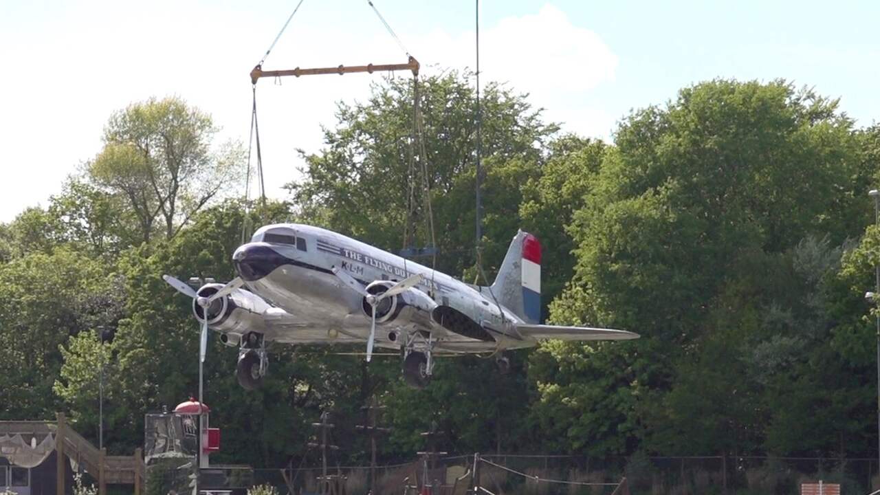 Kraan hijst levensgroot Dakota-vliegtuig Madurodam binnen | NU.nl
