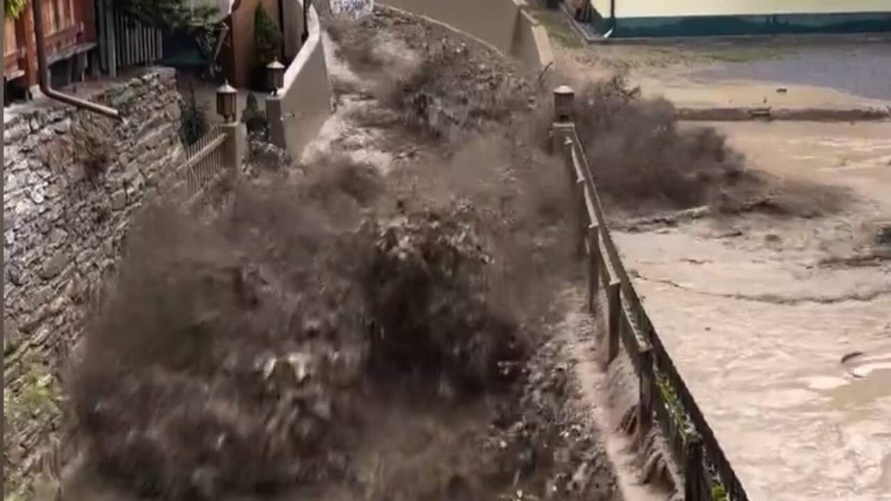 Kolkende modderstromen teisteren Tirol na zwaar onweer | NU.nl