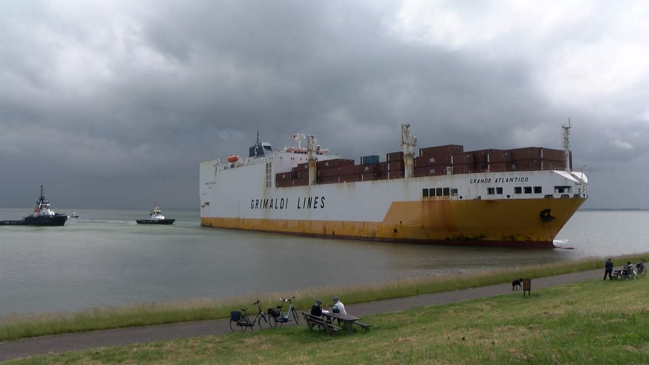 Ruim 200 meter lang containerschip loopt vast voor kust bij Ritthem | NU.nl