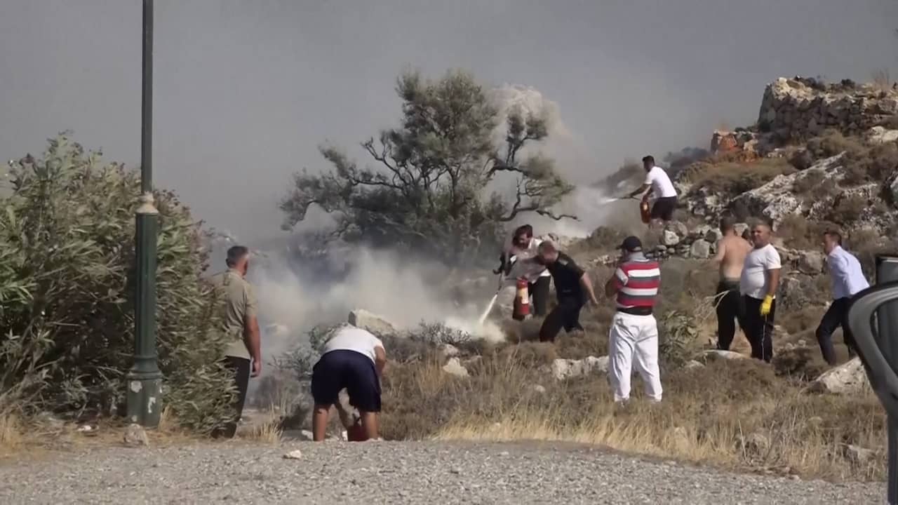 Lokale bevolking helpt met bestrijden branden op Rhodos | NU.nl